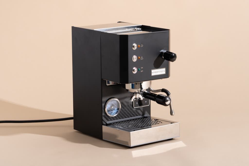 Smarter Coffee Machines: Water Tank Capacity Matters - Bistro Vista